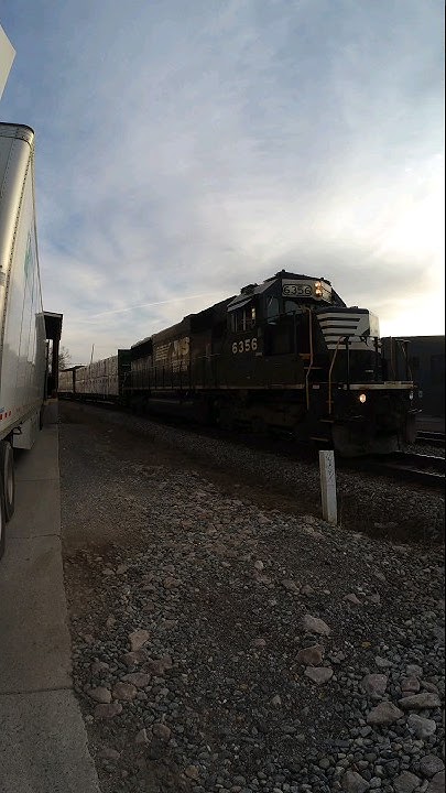 NS #6356 SD40E leads T21 towards Alcoa TN. #shorts #norfolksouthern #railfans #localtrain - YouTube