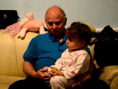 Agatha dançando no colo do vovô 31-01-2012