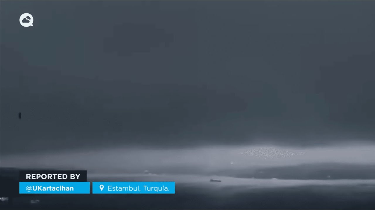 A huge black cloud leaves Istanbul, Turkey, in darkness - YouTube