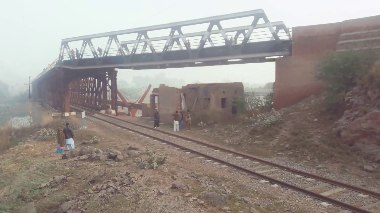 Aamazing train passing from chiniot bridge - YouTube