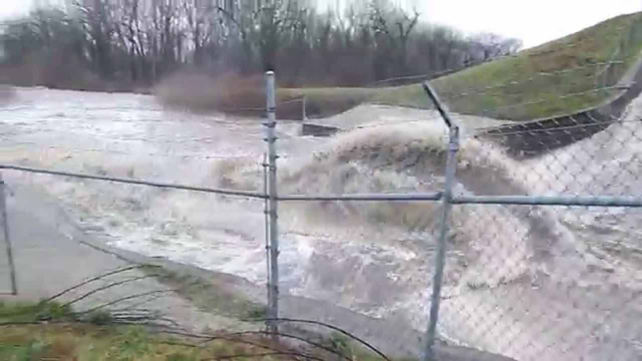 Lake Paradise Dam, Mattoon Illinois 12/15 - YouTube
