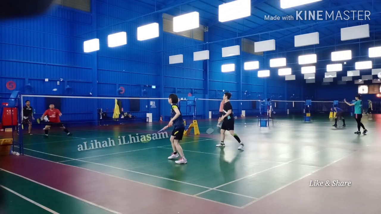 playing casually with two angels #Badminton - YouTube