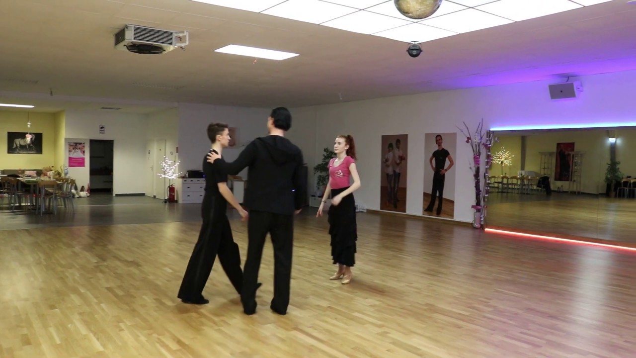 Roman Mayer beim Training mit Alexandra Fandl und Livia Strauß im Saal ...