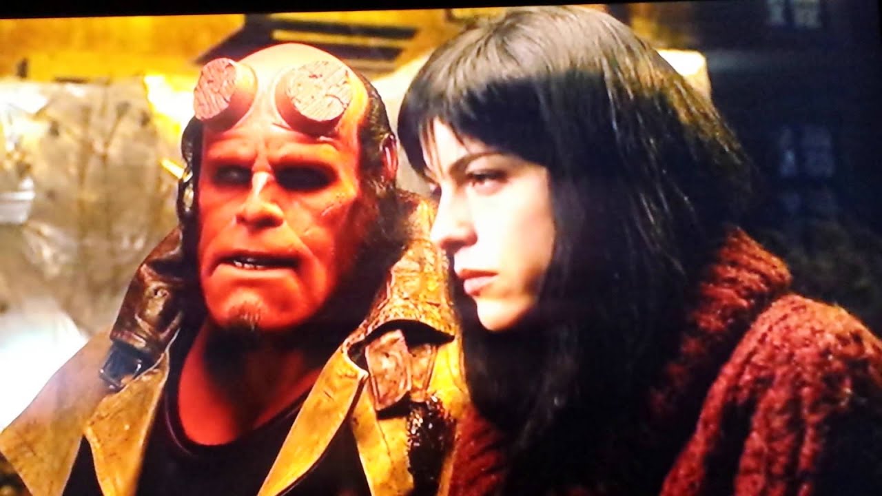 Hellboy "regresa liz" - YouTube