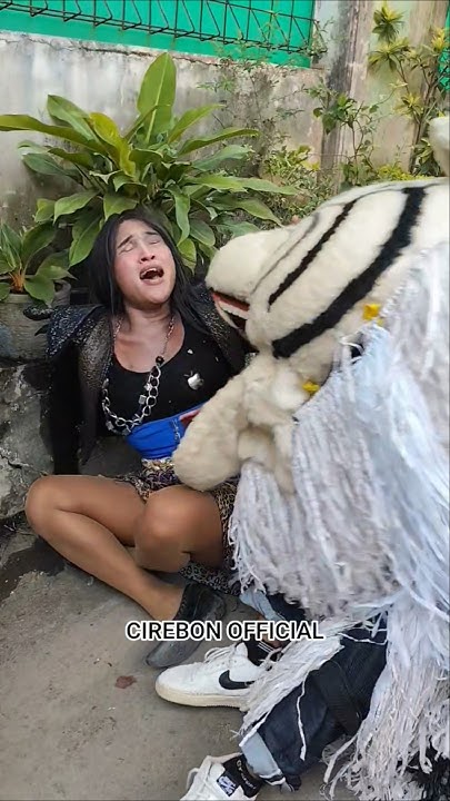 cewe cantik di gigit can macanan - YouTube