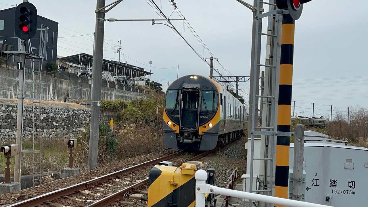 JR四国8600系E2編成+E3編成+E14編成 特急しおかぜ3号 三津浜〜松山 - YouTube