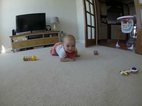 Bebek kamerayı yiyor ama… (alınmamıştır) 👶🎥🍽