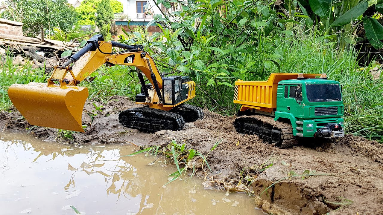 MOBIL TRUK MUAT PASIR LUMPUR - SIMULASI BEKO KERUK EXCAVATOR RC - YouTube