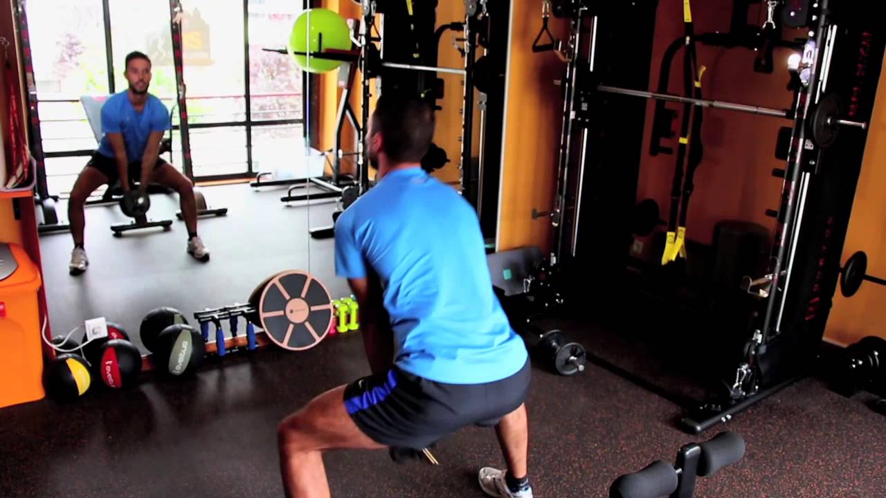 Sentadilla lateral con mancuerna - YouTube