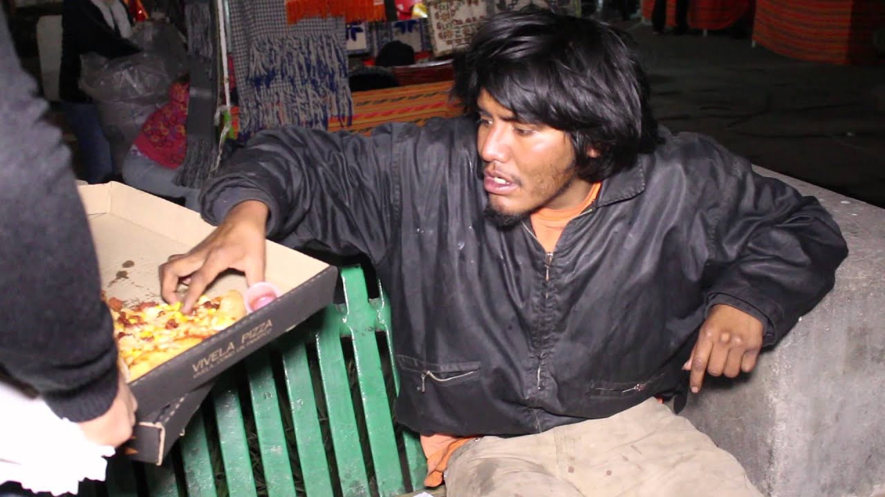 Fisicoculturista Ayudando a los Pobres | Bodybuilder Help the homeless ...