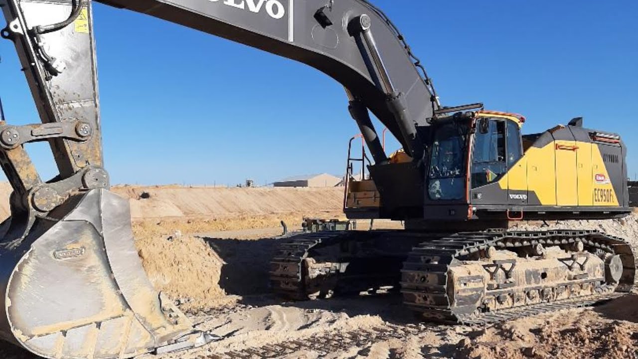 2020 Volvo 950F EXCAVATOR loading trucks!!! - YouTube