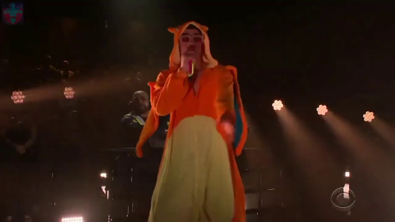 Bad Bunny Canta el Tema Oficial de Pokémon Disfrazado de Charizard ...