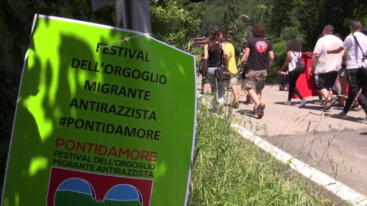 A Pontida i manifestanti dell'orgoglio 'terrone', antirazzista e anti ...