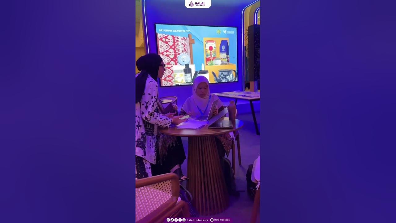 Beli batik di Kota Tua, Jangan lupa pakai yang cerah.Besok dateng ke booth kita yuu jangan same ...