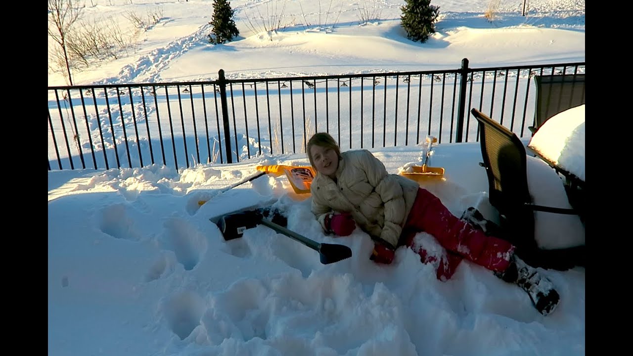 BUILDING A SNOW FORT - YouTube