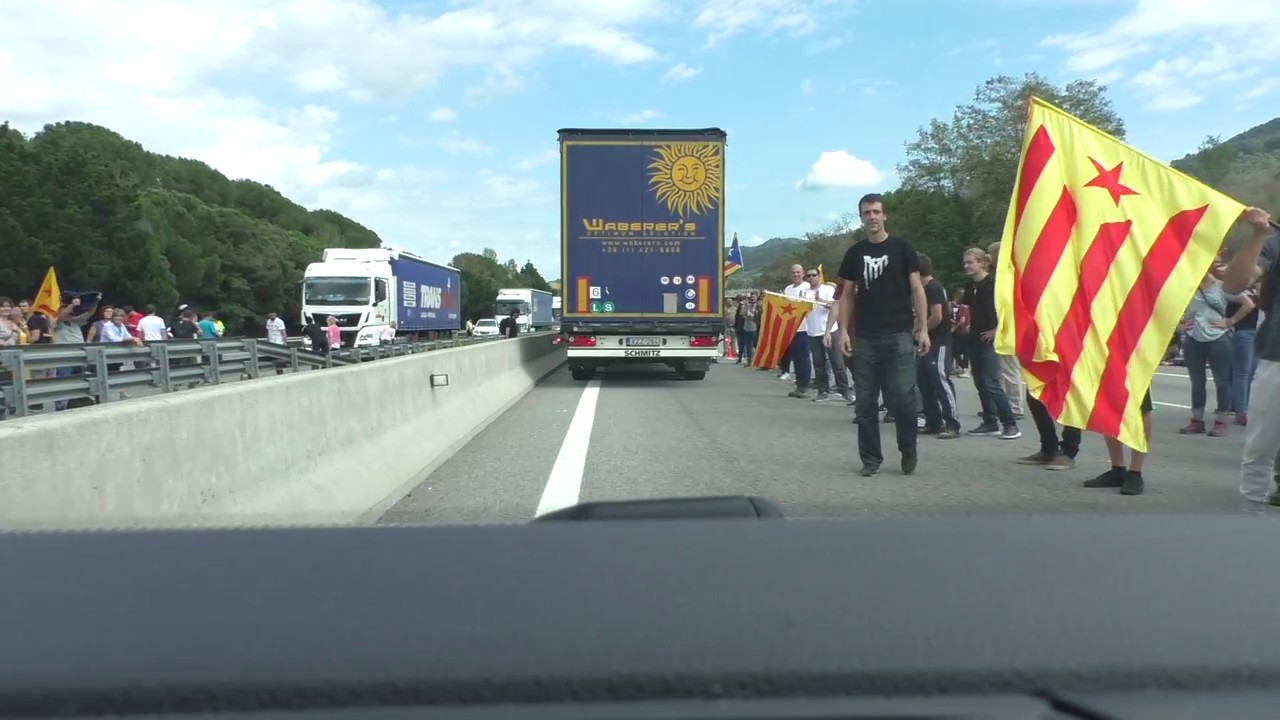 Protesters Block AP7 Barcelona - France [Oct 3 2017 ] - YouTube