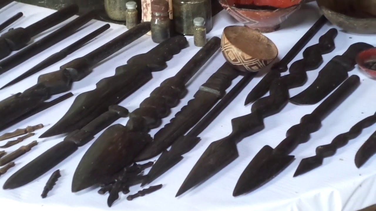 TALLADO ROSTRO EN MADERA; DAGUITAS, LANCITAS Y ARETES DE MADERA DE ...