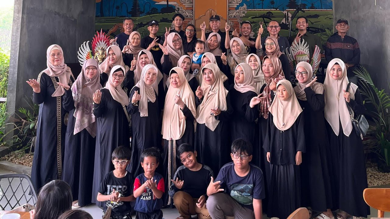 Arisan Rutin Keluarga Bani Hisyam Digelar di Kafe Ratu Bali - YouTube