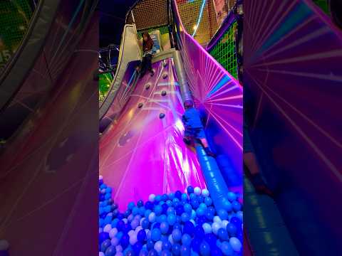 Kocak, si bocil merangkak di samping wall climbing mini