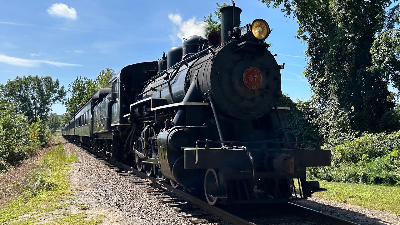 A Quick Train Day At the Valley Railroad! - YouTube
