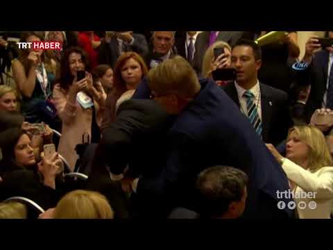 Trump-Putin zirvesini protesto eden gazeteci yaka paça atıldı