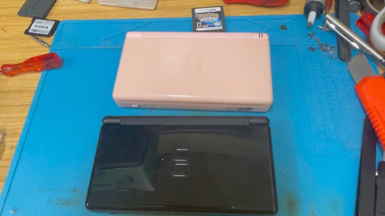 Replacing Top and Bottom Screens in 2 Nintendo DS Lite's - YouTube
