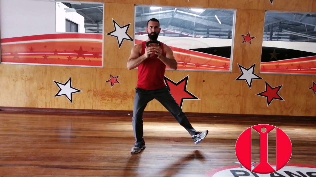 COMBINACIÓN SENTADILLA DE PATO DESPLANTE CRUZADO CON PESA RUSA - YouTube