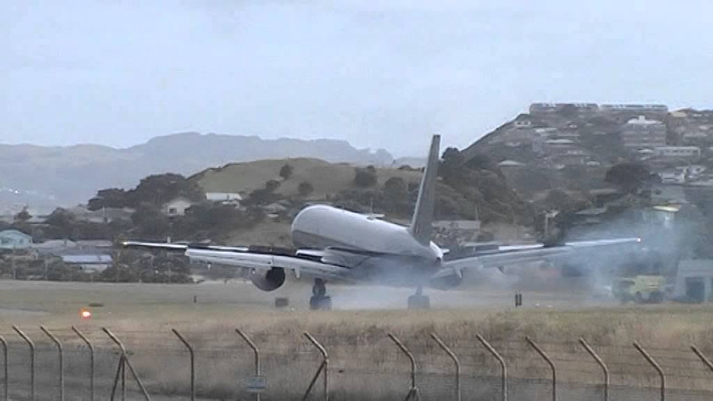 RNZAF B757 NZ7572 landing at Wellington airport - YouTube
