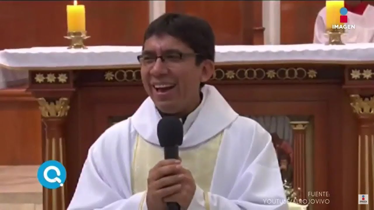 Padrecito hace stand-up comedy en misa | Qué Importa - YouTube
