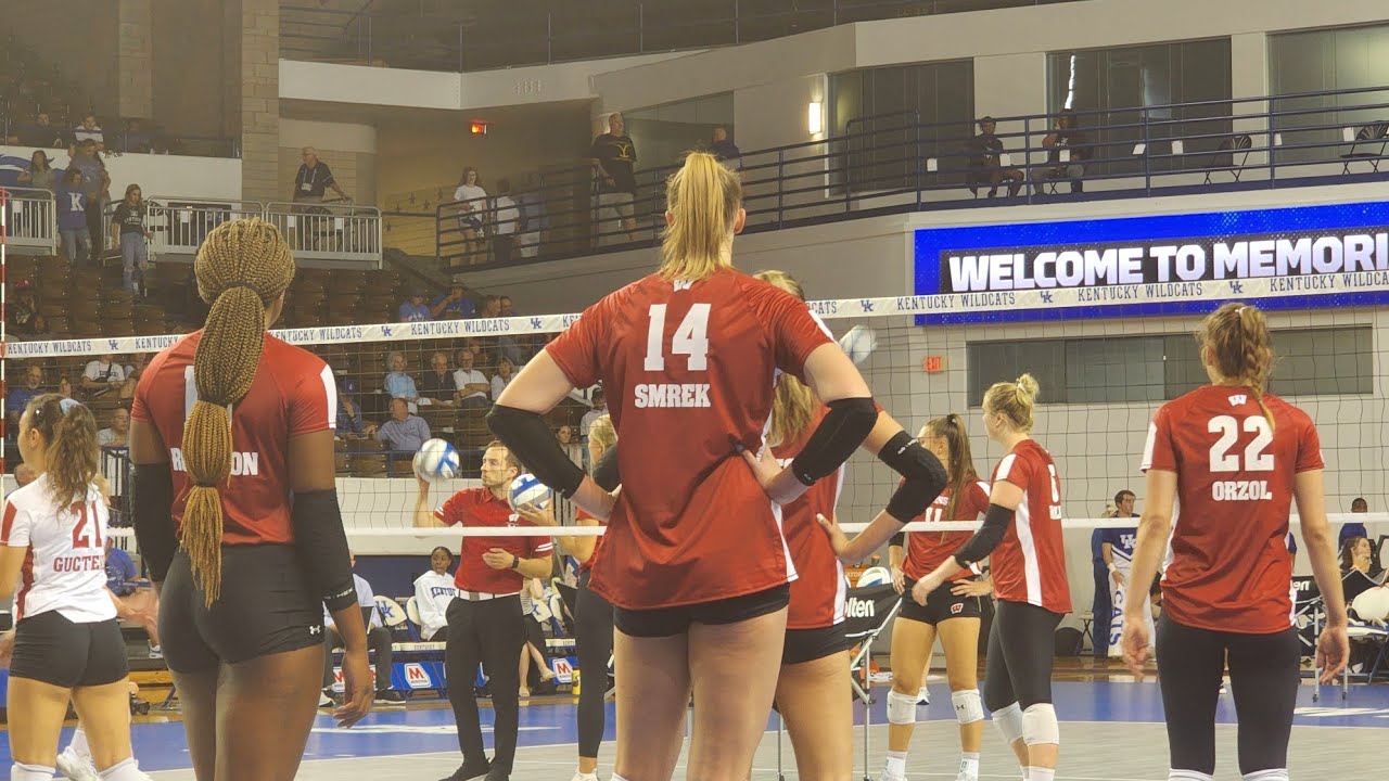 Anna Smrek and Wisconsin volleyball team warms up for match vs ...