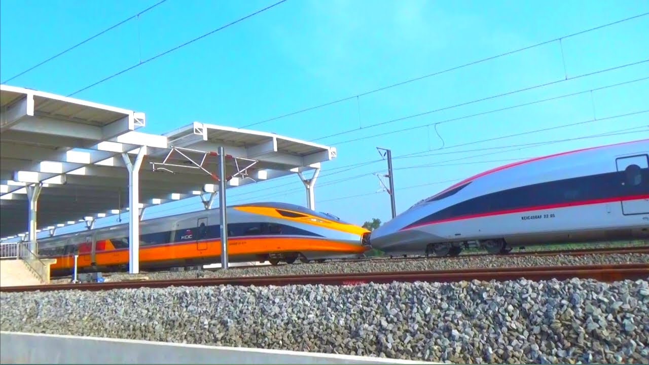 Perdana !! Momen Langka CIT & EMU Jalan Tandem Bergandengan - YouTube