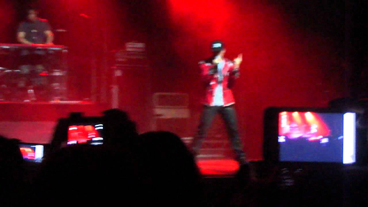 Johnny Ruffo singing Billie Jean (Thebarton Theatre Jan 28) - YouTube