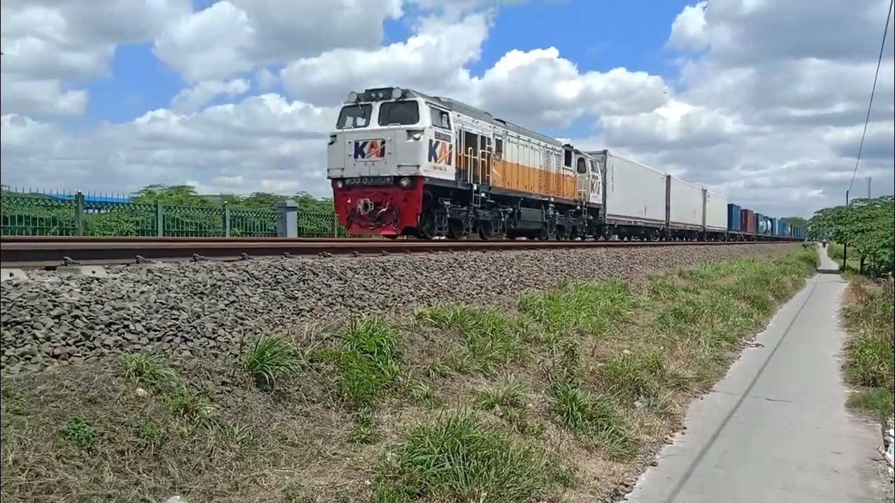 kereta api kontener melintas langsung di Cikarang dry port - YouTube