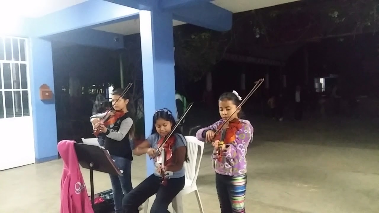Práctica en violín de Elisa. Sus primeras notas - YouTube