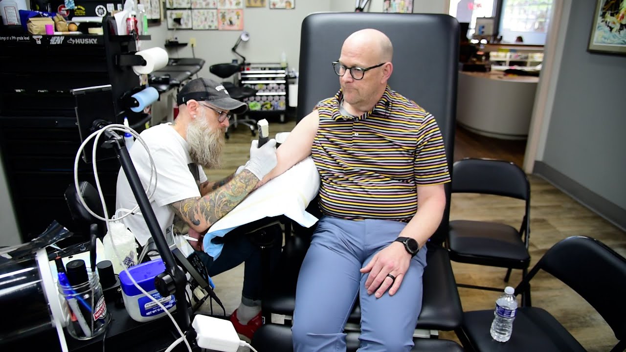 Professor’s tattoos commemorate students’ successes - YouTube