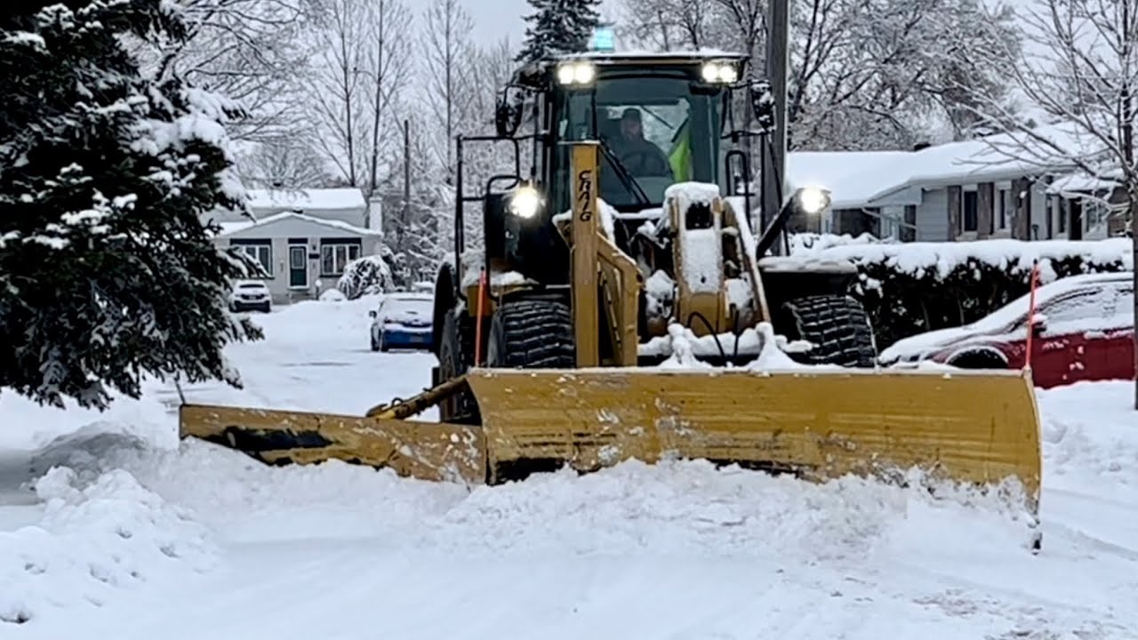 Snow Removal CAT 950m with Wing Plowing Snow #snow - YouTube