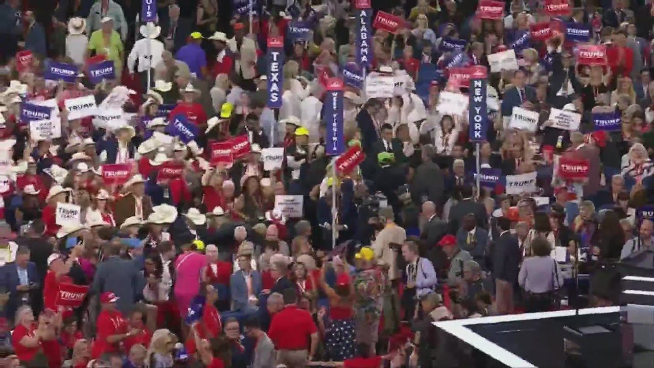 Missouri Sen. Schmitt speaks to crowd at RNC night 2 - YouTube