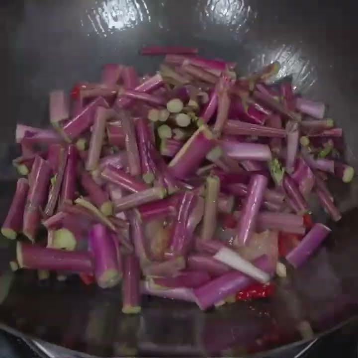 292 Fresh red cabbage moss is fried with bacon and rice, so it is ...