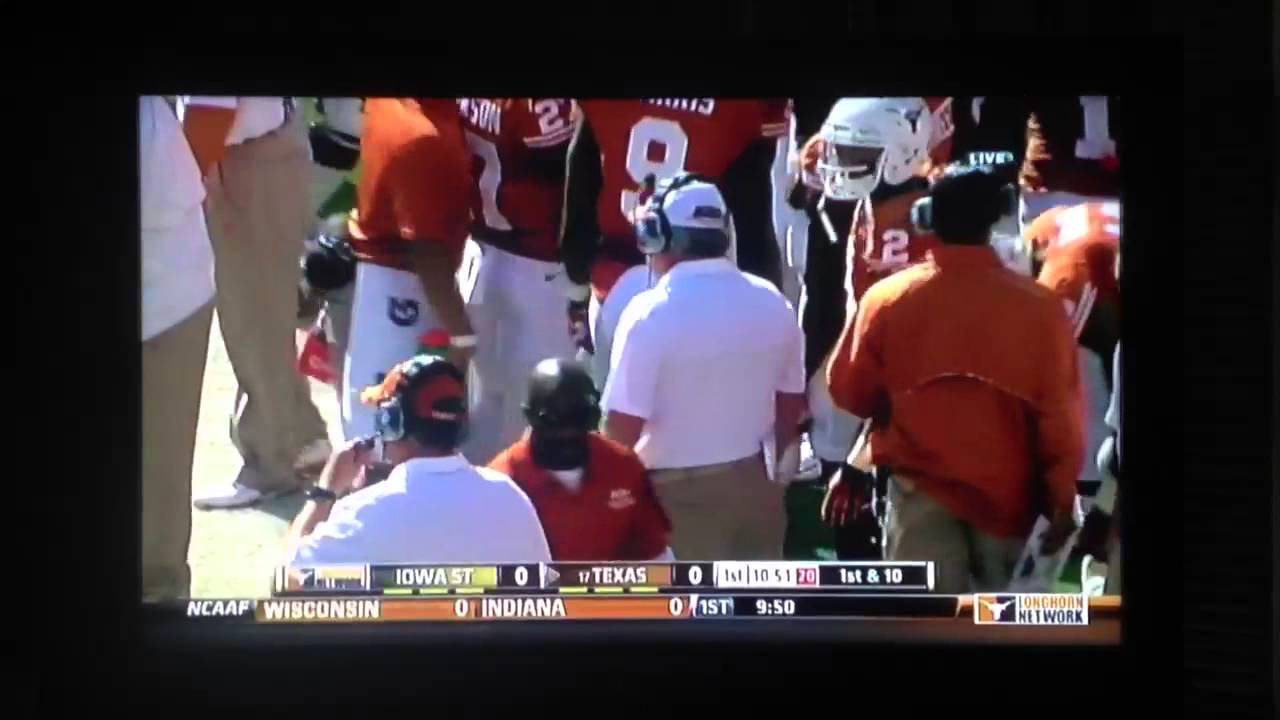 Longhorns honor Darrell K. Royal with Wishbone Offense - YouTube