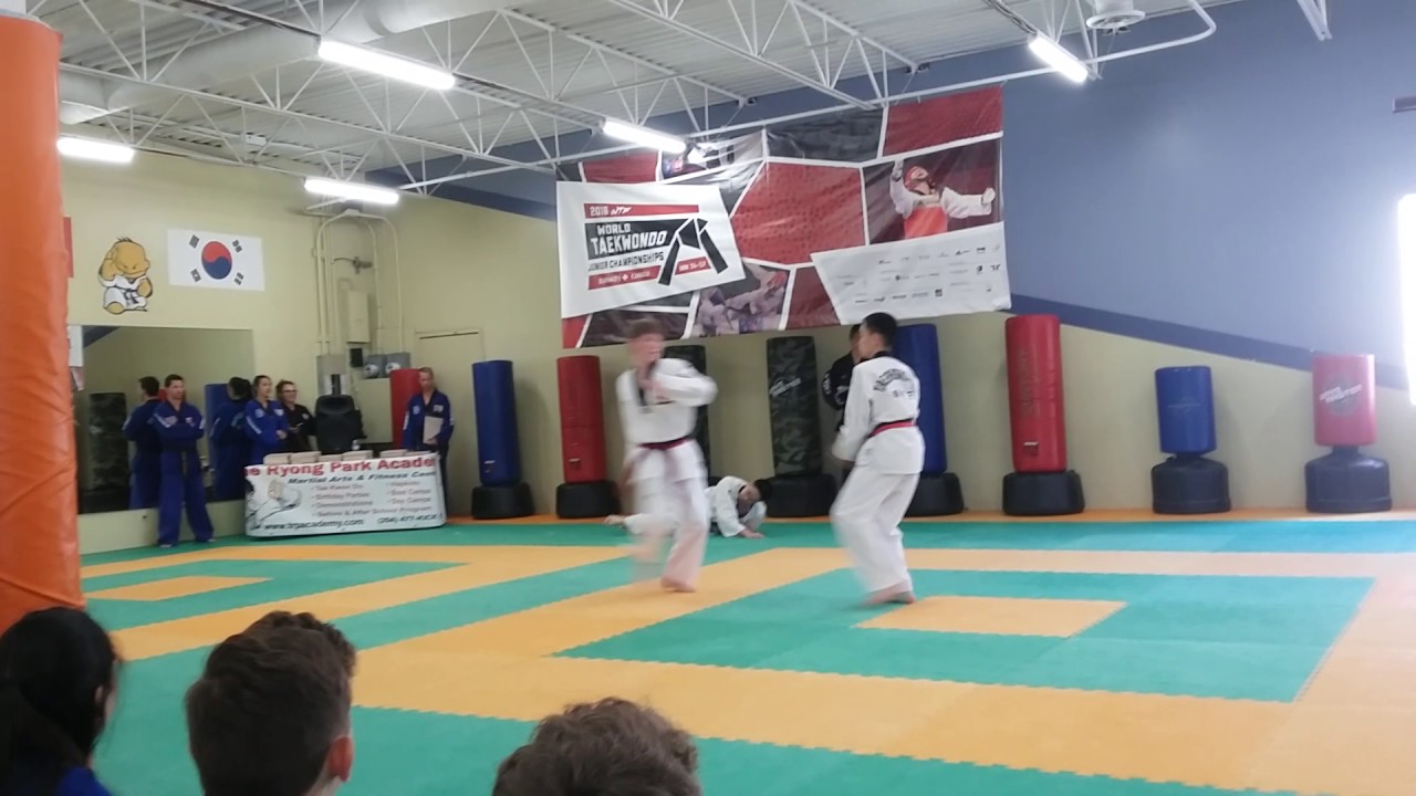 Taekwondo self defense demo - YouTube