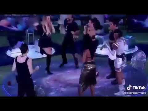 sarah do BBB 21 dançando a música do Bolsonaro presidente