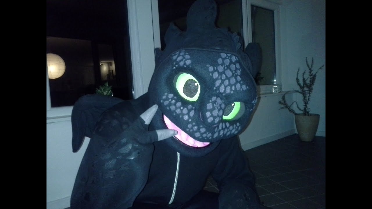 How To Train Your Dragon 2 - Toothless Suit! - YouTube