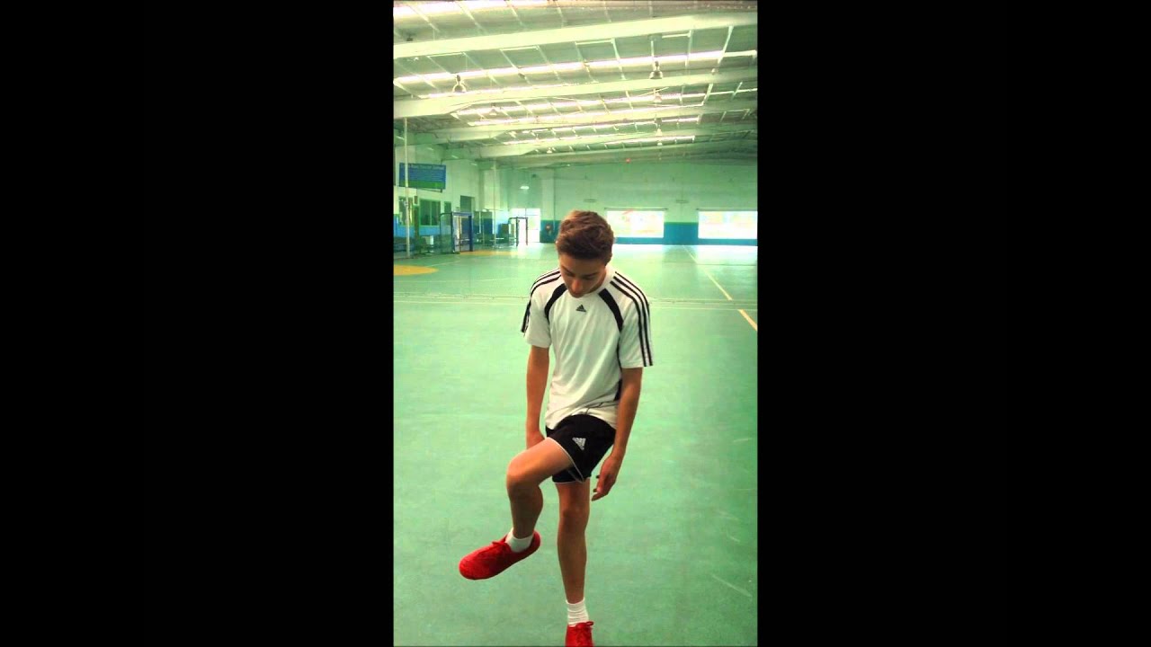 Freestyle Football: Cross Over Tutorial - YouTube