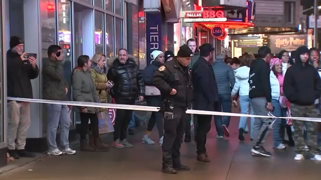 18 suspects sought in 2 Times Square attacks - YouTube