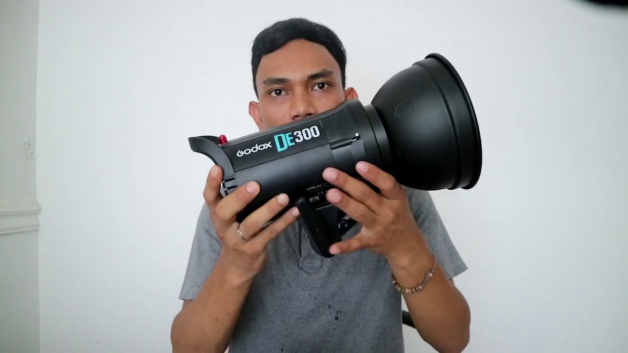 UNBOXING GODOX DE300.. FLASH STUDIO LIGHTING - YouTube