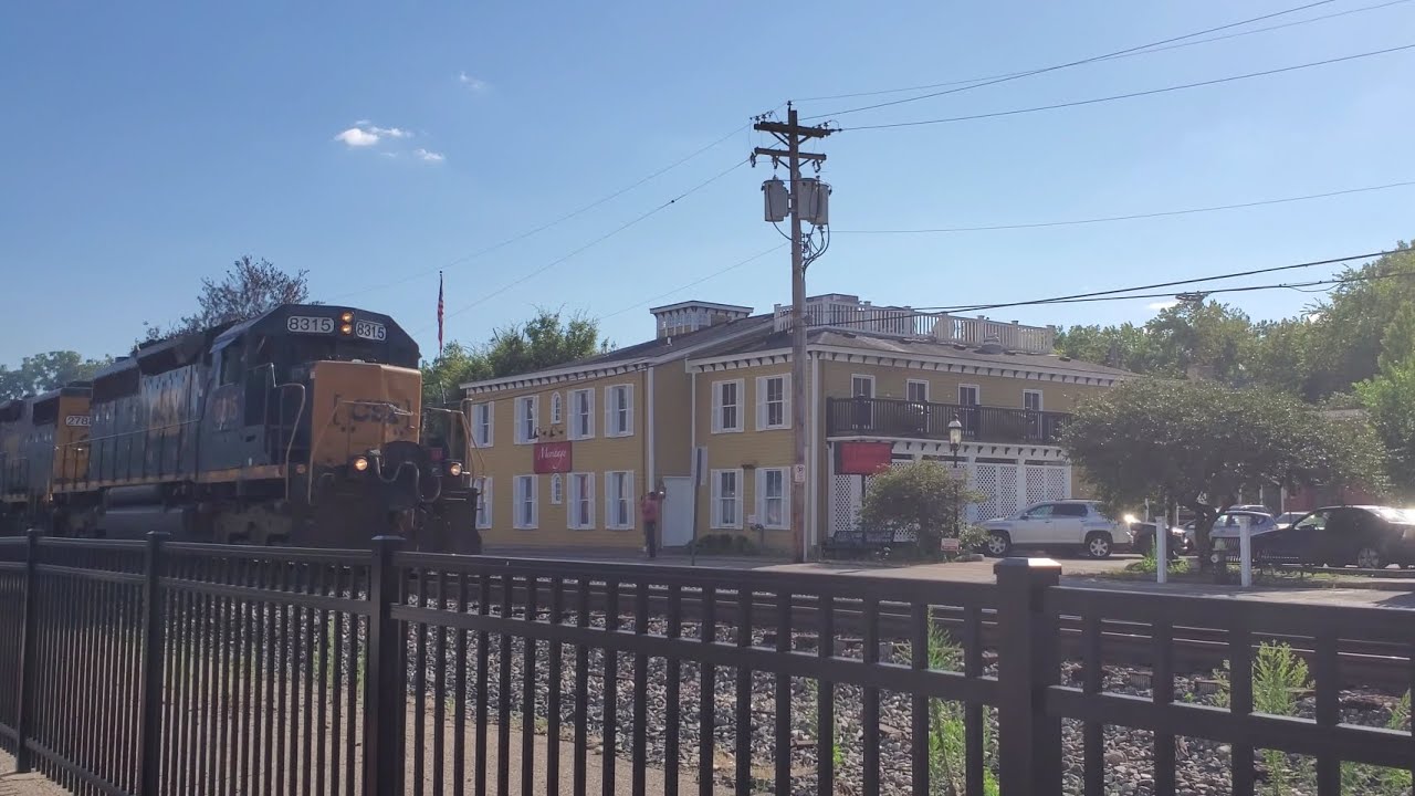 CSX 8315 rolling through Glendale Ohio - YouTube