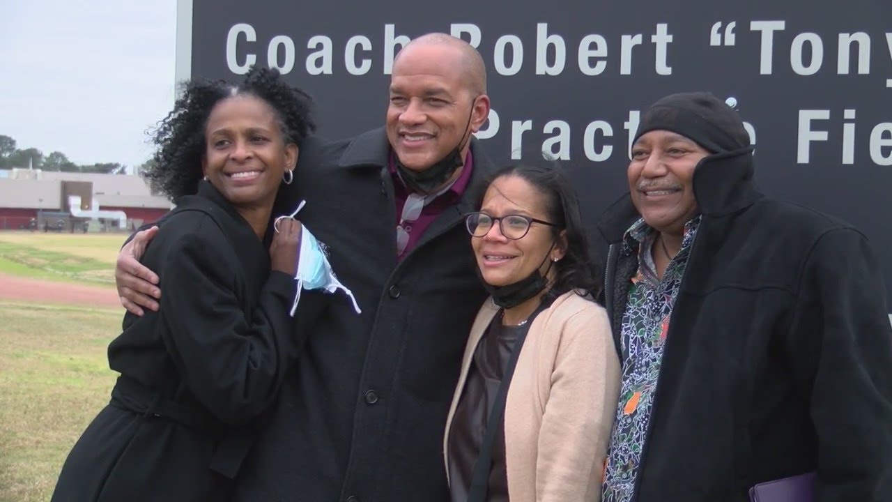 Huntington High School honors late coach Tony Rhodes - YouTube