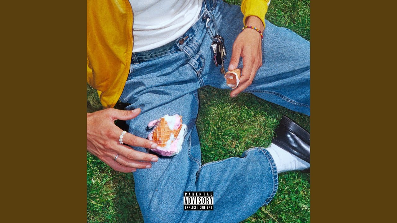 elle danse toute seule dans sa chambre - YouTube Music