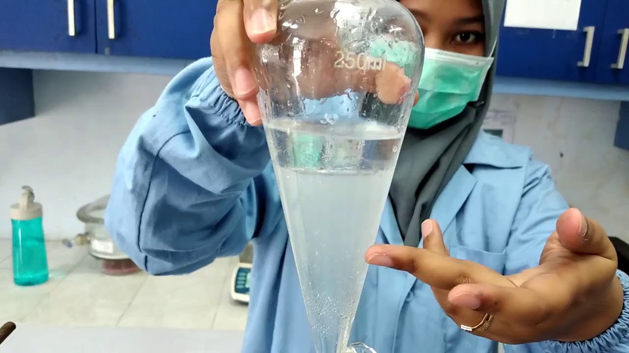 Percobaan Ekstraksi Cair Cair pada Praktikum Kimia organik - YouTube