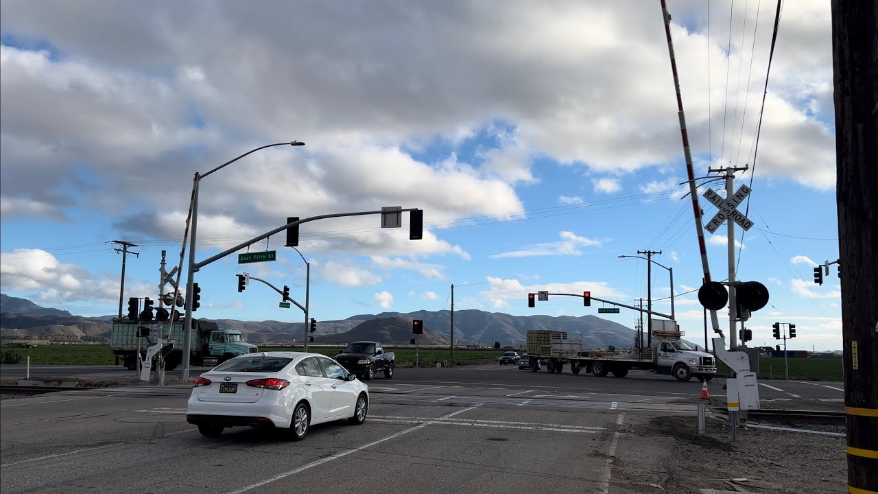 (WCH type 1 & New Gate) UP 7845 @ Los Posas Road Railroad Crossing ...